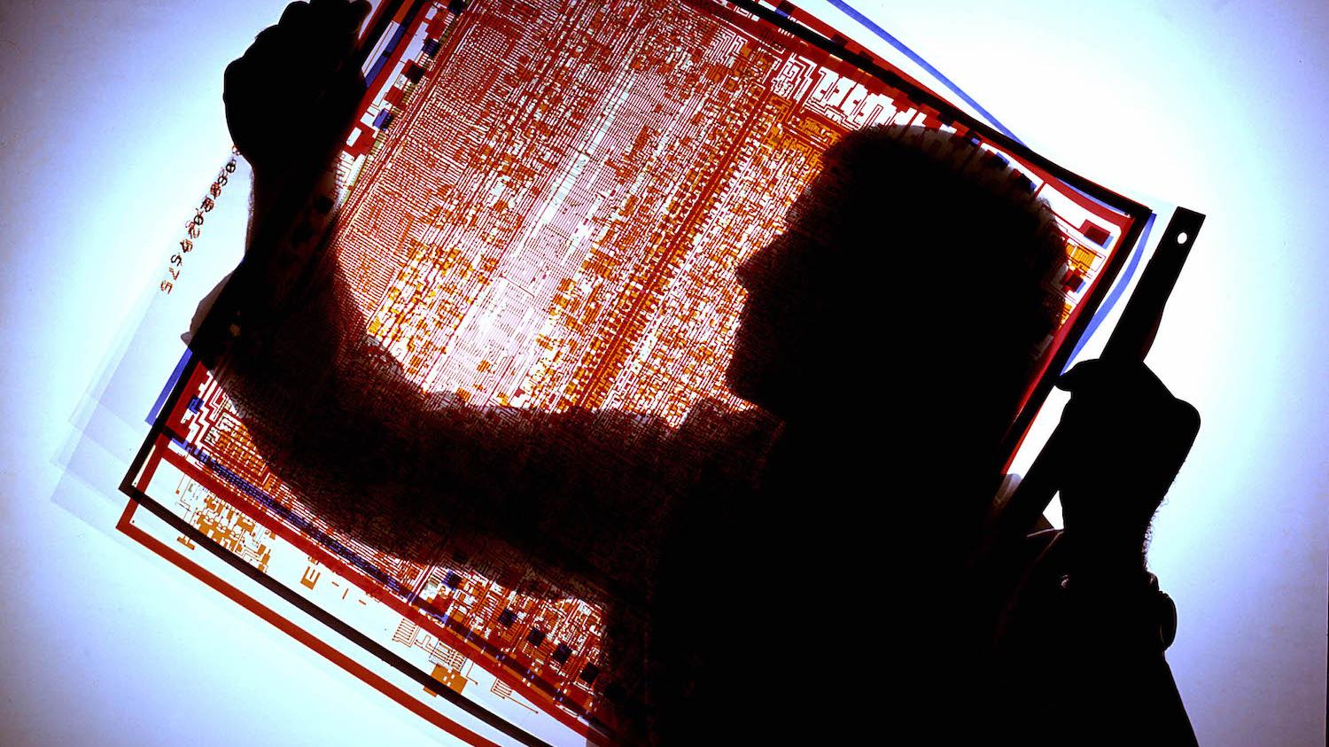This Photo Shows How Computer Chips Were Made in 1975 - Techosta